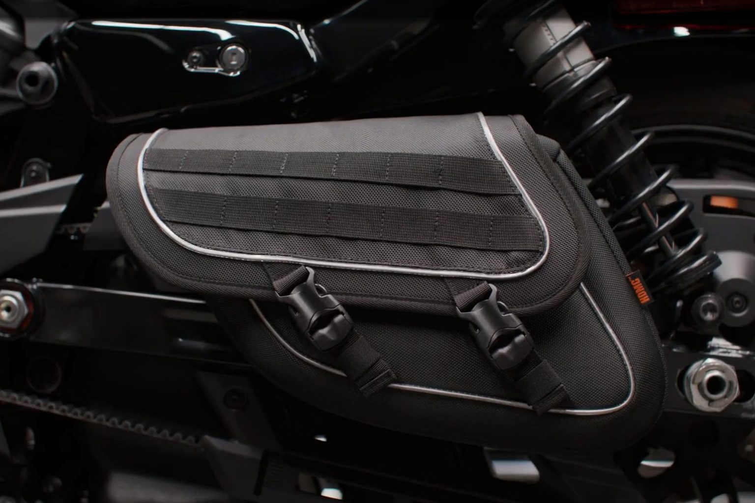 【純正】シングルサイド スイングアームバッグ ブラックナイロンRH1250S、RH975用 - ハーレーカスタムガイド